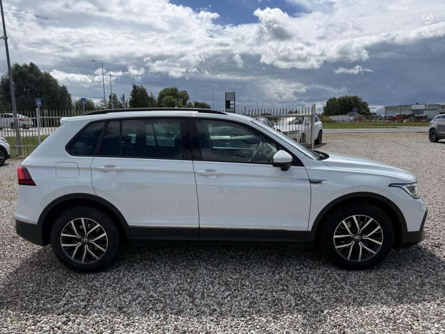 White Volkswagen Tiguan 2022 in Marijampole, with an engine capacity of 1.50 L and mileage of 164 thousand km for 19596 €, photo 5 on AUTOMOTO.COM.LV