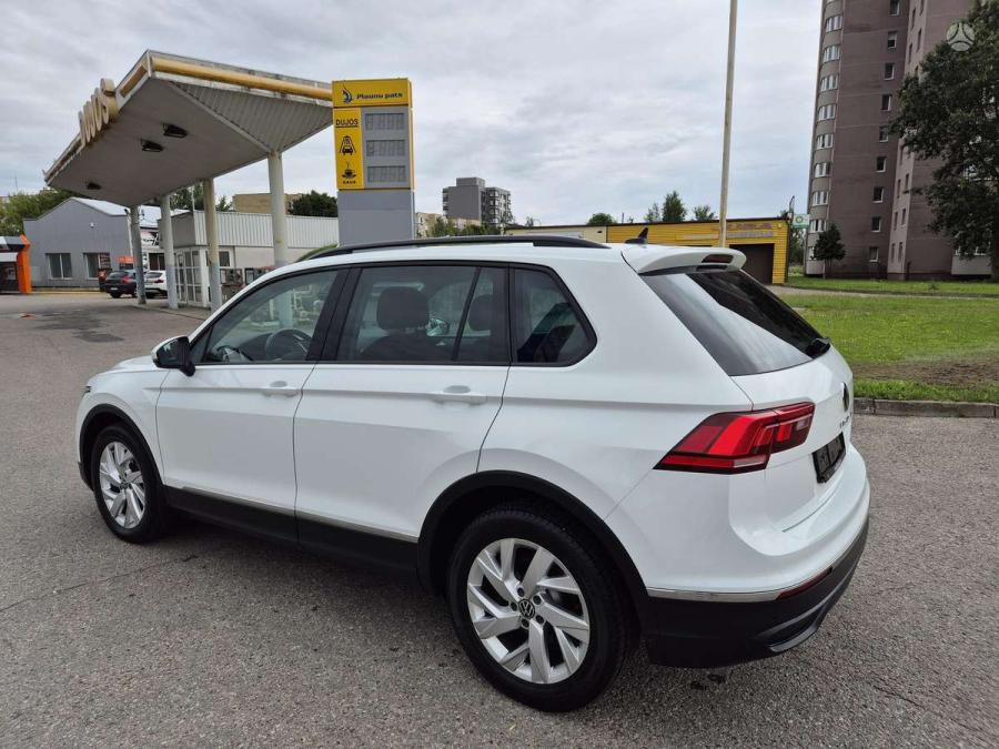 White Volkswagen Tiguan 2022 in Panevezys, with an engine capacity of 1.50 L and mileage of 336 thousand km for 14600 €, photo 4 on AUTOMOTO.COM.LV