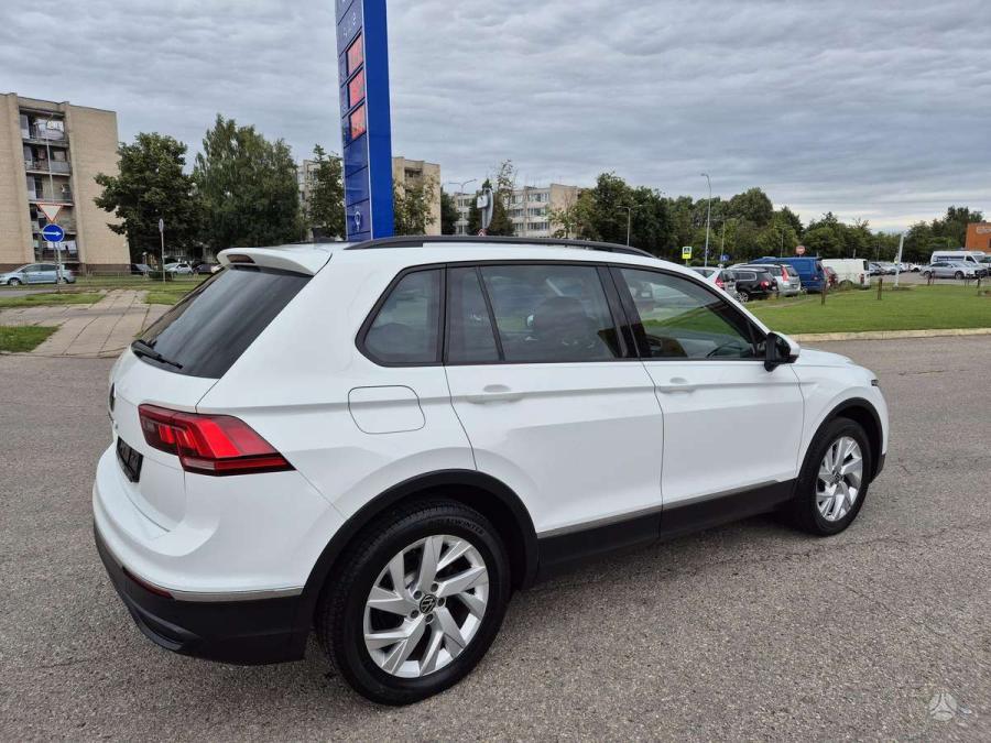 White Volkswagen Tiguan 2022 in Panevezys, with an engine capacity of 1.50 L and mileage of 336 thousand km for 14600 €, photo 6 on AUTOMOTO.COM.LV