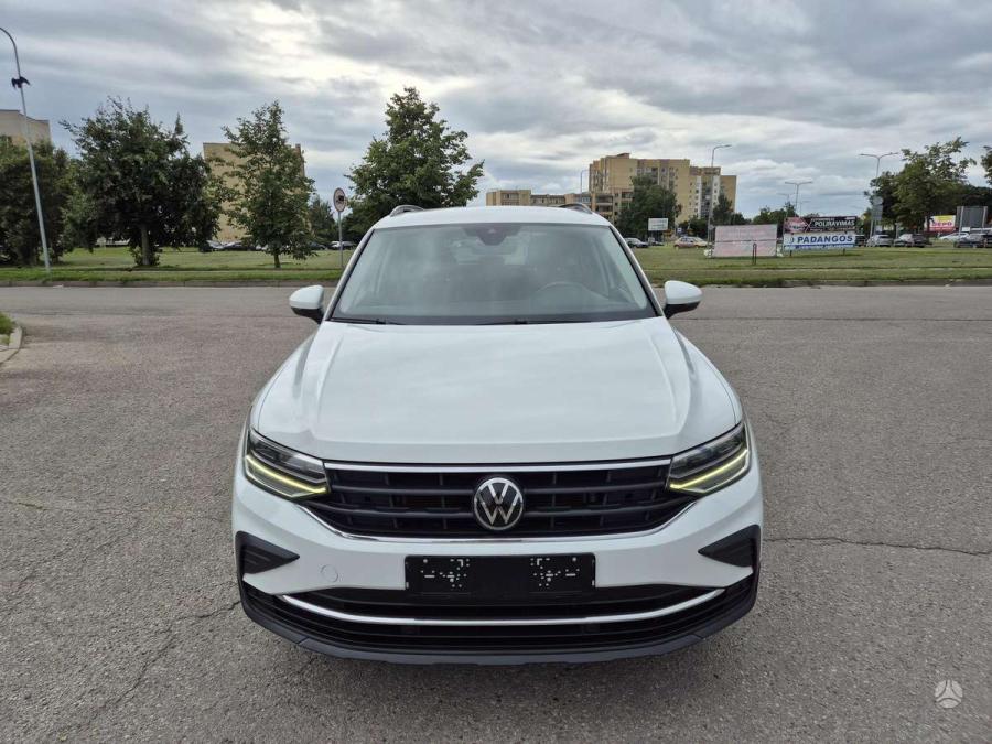 White Volkswagen Tiguan 2022 in Panevezys, with an engine capacity of 1.50 L and mileage of 336 thousand km for 14600 €, photo 8 on AUTOMOTO.COM.LV