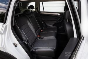 White Volkswagen Tiguan 2022 in Riga, with an engine capacity of 2.00 L and mileage of 86 thousand km for 28950 €, photo 16 on AUTOMOTO.COM.LV