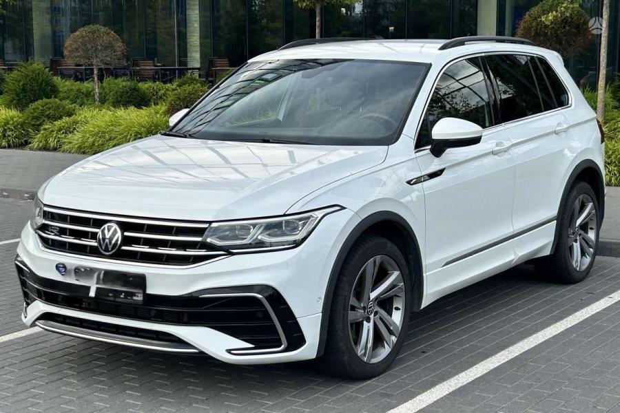 White Volkswagen Tiguan 2022 in Vilnius, with an engine capacity of 1.98 L and mileage of 115 thousand km for 26950 €, photo 1 on AUTOMOTO.COM.LV