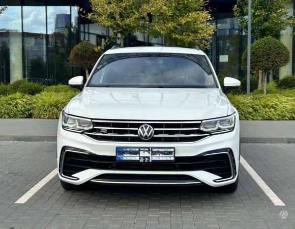 White Volkswagen Tiguan 2022 in Vilnius, with an engine capacity of 1.98 L and mileage of 115 thousand km for 26950 €, photo 3 on AUTOMOTO.COM.LV