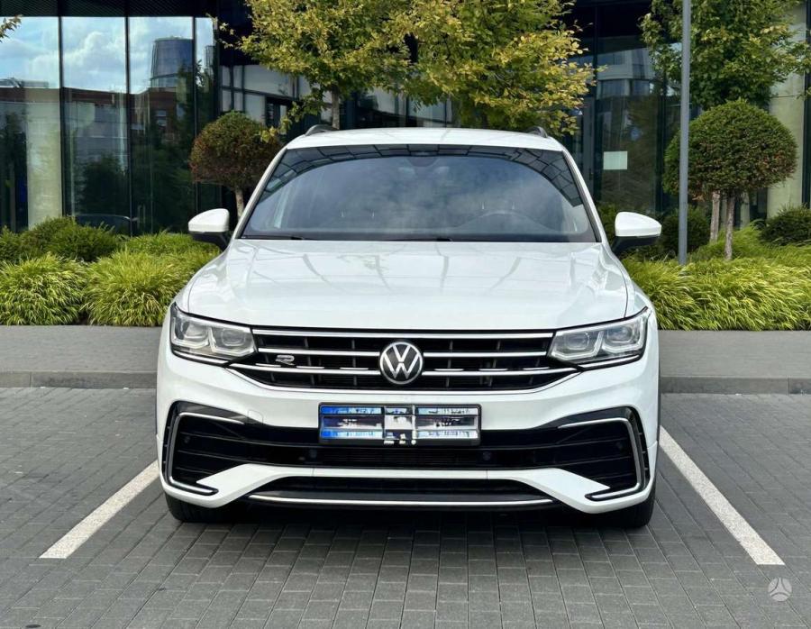 White Volkswagen Tiguan 2022 in Vilnius, with an engine capacity of 1.98 L and mileage of 115 thousand km for 26950 €, photo 3 on AUTOMOTO.COM.LV