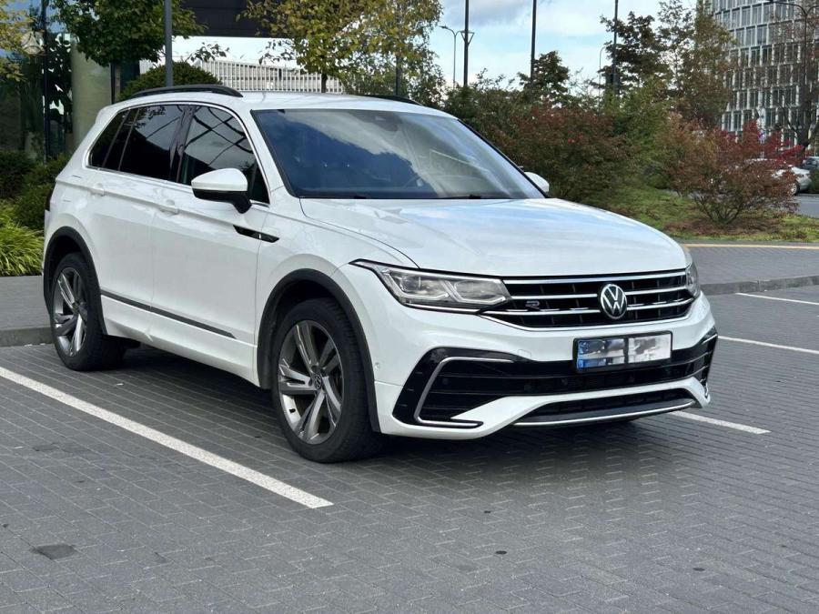 White Volkswagen Tiguan 2022 in Vilnius, with an engine capacity of 1.98 L and mileage of 115 thousand km for 26950 €, photo 4 on AUTOMOTO.COM.LV