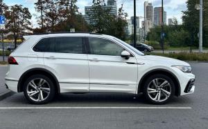 White Volkswagen Tiguan 2022 in Vilnius, with an engine capacity of 1.98 L and mileage of 115 thousand km for 26950 €, photo 5 on AUTOMOTO.COM.LV