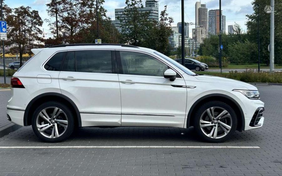 White Volkswagen Tiguan 2022 in Vilnius, with an engine capacity of 1.98 L and mileage of 115 thousand km for 26950 €, photo 5 on AUTOMOTO.COM.LV