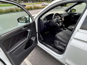 White Volkswagen Tiguan 2022 in Vilnius, with an engine capacity of 1.98 L and mileage of 115 thousand km for 26950 €, photo 17 on AUTOMOTO.COM.LV