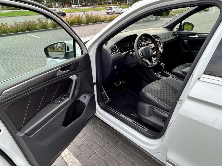 White Volkswagen Tiguan 2022 in Vilnius, with an engine capacity of 1.98 L and mileage of 115 thousand km for 26950 €, photo 17 on AUTOMOTO.COM.LV