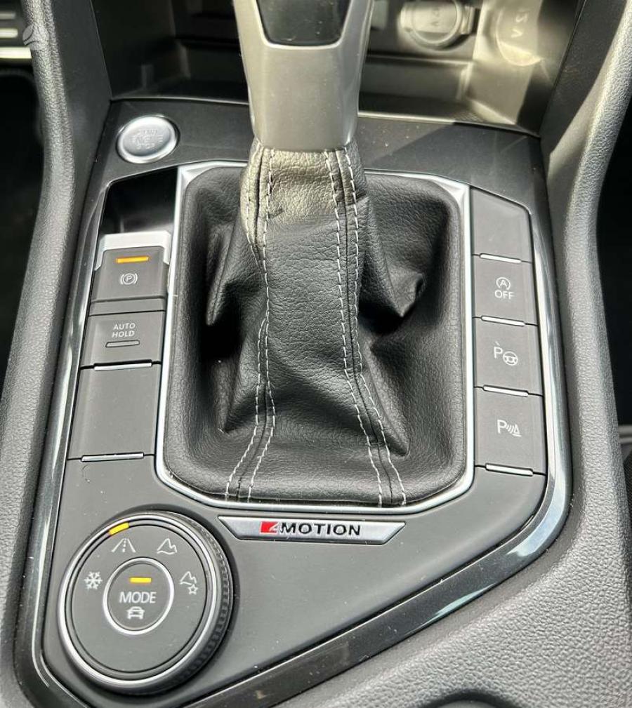 White Volkswagen Tiguan 2022 in Vilnius, with an engine capacity of 1.98 L and mileage of 115 thousand km for 26950 €, photo 20 on AUTOMOTO.COM.LV