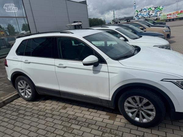 Volkswagen Tiguan 2022 in Kaunas on AUTOMOTO.COM.LV White Volkswagen Tiguan 2022 in Kaunas, with an engine capacity of 1.50 L and mileage of 184 thousand km for 16500 €, photo 4 on AUTOMOTO.COM.LV