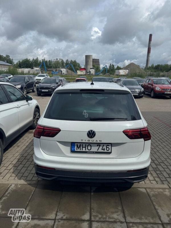 Volkswagen Tiguan 2022 in Kaunas on AUTOMOTO.COM.LV White Volkswagen Tiguan 2022 in Kaunas, with an engine capacity of 1.50 L and mileage of 184 thousand km for 16500 €, photo 5 on AUTOMOTO.COM.LV