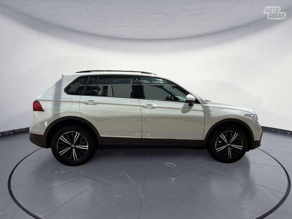White Volkswagen Tiguan 2023 in Kaunas, with an engine capacity of 1.50 L and mileage of 67 thousand km for 30024 €, photo 6 on AUTOMOTO.COM.LV