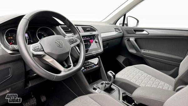 White Volkswagen Tiguan 2023 in Kaunas, with an engine capacity of 0.00 L and mileage of 43 thousand km for 31990 €, photo 7 on AUTOMOTO.COM.LV