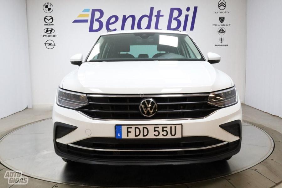 White Volkswagen Tiguan 2023 in Kaunas, with an engine capacity of 0.00 L and mileage of 78 thousand km for 29880 €, photo 2 on AUTOMOTO.COM.LV