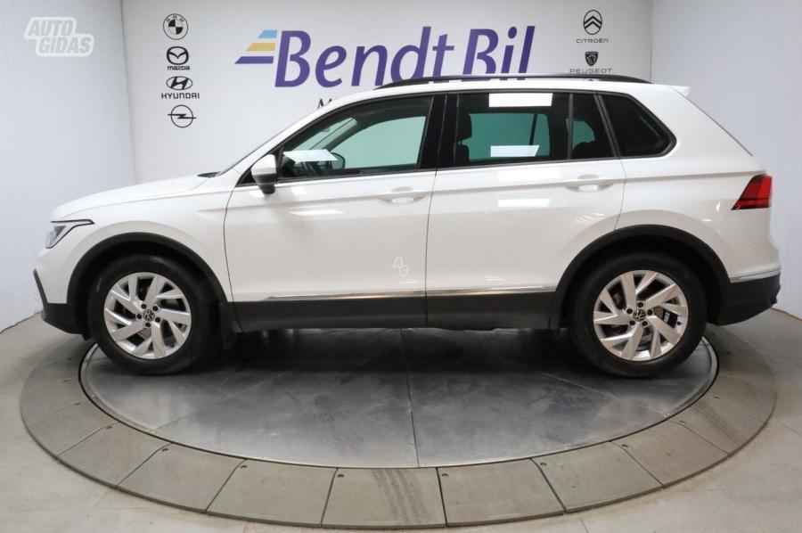 White Volkswagen Tiguan 2023 in Kaunas, with an engine capacity of 0.00 L and mileage of 78 thousand km for 29880 €, photo 5 on AUTOMOTO.COM.LV