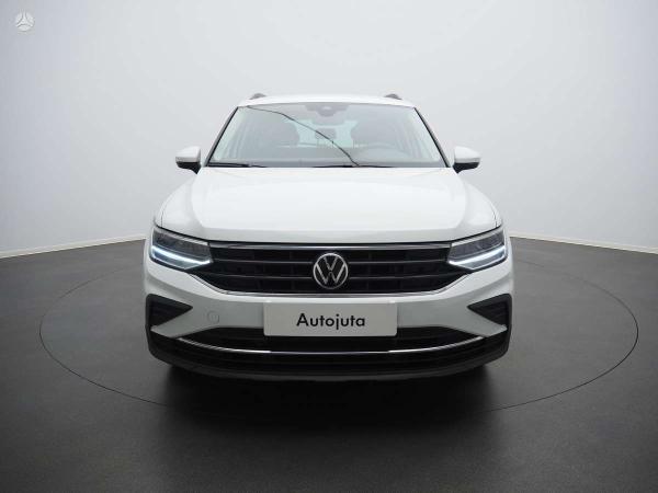 White Volkswagen Tiguan 2023 in Vilnius, with an engine capacity of 1.50 L and mileage of 58 thousand km for 24900 €, photo 2 on AUTOMOTO.COM.LV