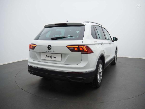 White Volkswagen Tiguan 2023 in Vilnius, with an engine capacity of 1.50 L and mileage of 58 thousand km for 24900 €, photo 4 on AUTOMOTO.COM.LV