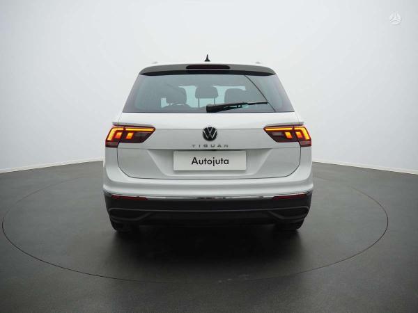 White Volkswagen Tiguan 2023 in Vilnius, with an engine capacity of 1.50 L and mileage of 58 thousand km for 24900 €, photo 5 on AUTOMOTO.COM.LV
