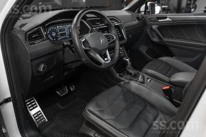 White Volkswagen Tiguan 2023 in Riga, with an engine capacity of 2.00 L and mileage of 120 thousand km for 31500 €, photo 11 on AUTOMOTO.COM.LV