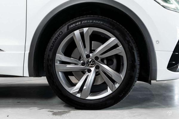 White Volkswagen Tiguan 2023 in Riga, with an engine capacity of 1.98 L and mileage of 120 thousand km for 31500 €, photo 7 on AUTOMOTO.COM.LV