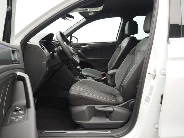 White Volkswagen Tiguan 2023 in Vilnius, with an engine capacity of 1.50 L and mileage of 17 thousand km for 30500 €, photo 8 on AUTOMOTO.COM.LV