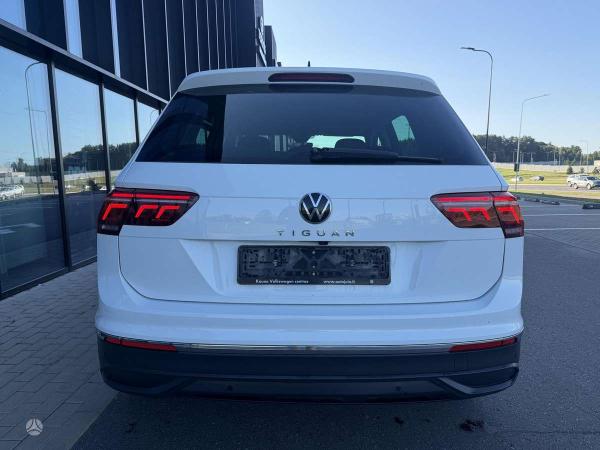 White Volkswagen Tiguan 2023 in Vilnius, with an engine capacity of 1.97 L and mileage of 82 thousand km for 22900 €, photo 2 on AUTOMOTO.COM.LV