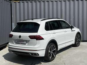 White Volkswagen Tiguan 2023 in Vilnius, with an engine capacity of 1.50 L and mileage of 37 thousand km for 28900 €, photo 4 on AUTOMOTO.COM.LV