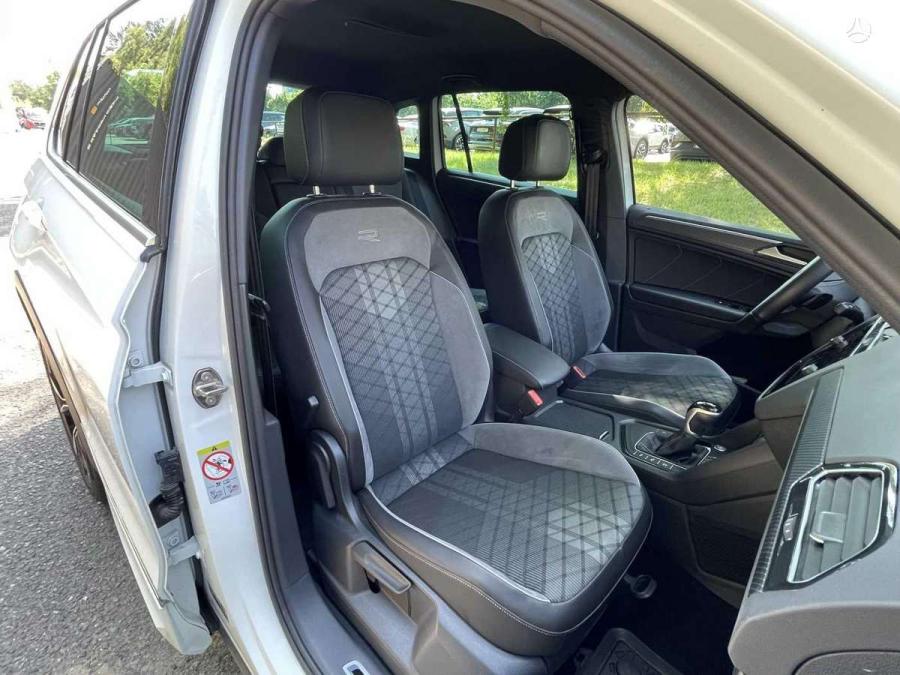 White Volkswagen Tiguan 2023 in Vilnius, with an engine capacity of 1.50 L and mileage of 37 thousand km for 28900 €, photo 9 on AUTOMOTO.COM.LV