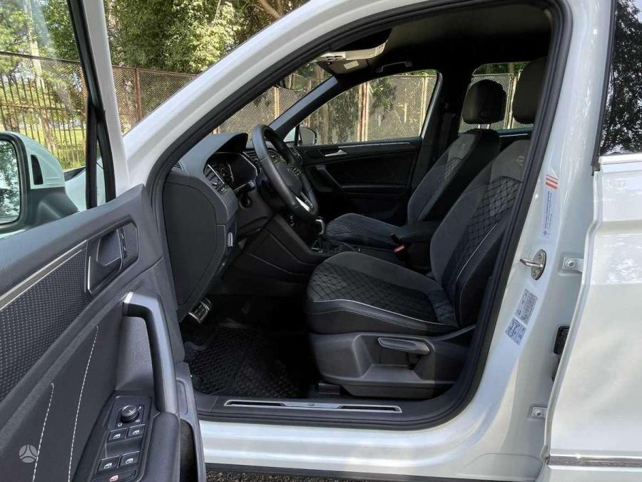White Volkswagen Tiguan 2023 in Vilnius, with an engine capacity of 1.50 L and mileage of 37 thousand km for 28900 €, photo 10 on AUTOMOTO.COM.LV