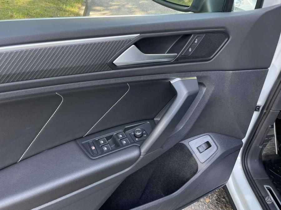 White Volkswagen Tiguan 2023 in Vilnius, with an engine capacity of 1.50 L and mileage of 37 thousand km for 28900 €, photo 12 on AUTOMOTO.COM.LV
