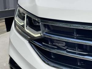 White Volkswagen Tiguan 2023 in Vilnius, with an engine capacity of 1.50 L and mileage of 37 thousand km for 28900 €, photo 24 on AUTOMOTO.COM.LV