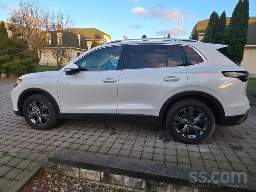 White Volkswagen Tiguan 2024 in Riga, with an engine capacity of 2.00 L and mileage of 12 thousand km for 42500 €, photo 3 on AUTOMOTO.COM.LV