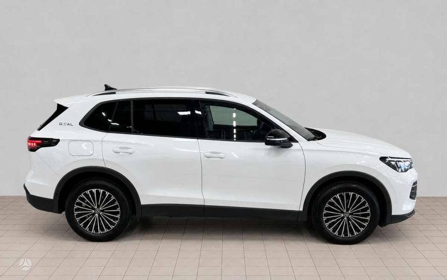 Balts Volkswagen Tiguan 2025 Kauņa, ar dzinēja tilpumu 1.50 L un nobraukumu 23 tūkst. km par 28900 €, foto 4 vietnē AUTOMOTO.COM.LV