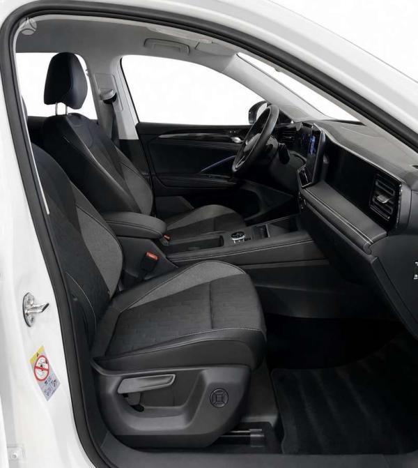 White Volkswagen Tiguan 2025 in Kaunas, with an engine capacity of 1.50 L and mileage of 23 thousand km for 28900 €, photo 9 on AUTOMOTO.COM.LV