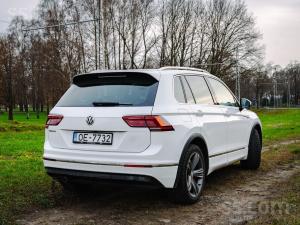 White Volkswagen Tiguan 2018 in Riga, with an engine capacity of 2.00 L and mileage of 142 thousand km for 20900 €, photo 2 on AUTOMOTO.COM.LV