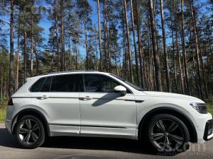 White Volkswagen Tiguan 2018 in Riga, with an engine capacity of 2.00 L and mileage of 213 thousand km for 17900 €, photo 3 on AUTOMOTO.COM.LV