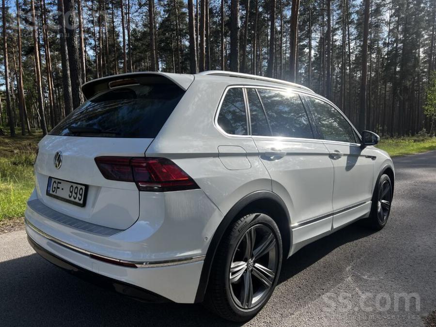 White Volkswagen Tiguan 2018 in Riga, with an engine capacity of 2.00 L and mileage of 213 thousand km for 17900 €, photo 4 on AUTOMOTO.COM.LV
