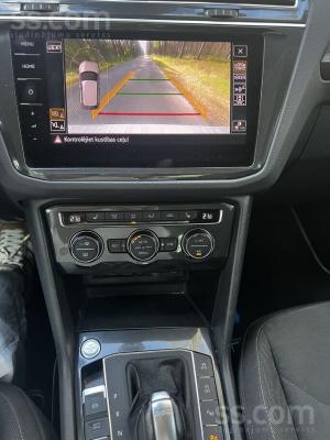 White Volkswagen Tiguan 2018 in Riga, with an engine capacity of 2.00 L and mileage of 213 thousand km for 17900 €, photo 5 on AUTOMOTO.COM.LV