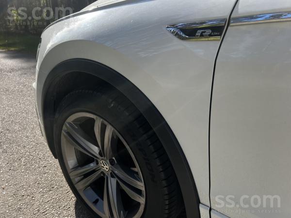 White Volkswagen Tiguan 2018 in Riga, with an engine capacity of 2.00 L and mileage of 213 thousand km for 17900 €, photo 6 on AUTOMOTO.COM.LV