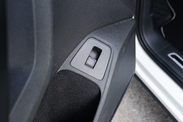 Balts Volkswagen Tiguan 2018 Rīga, ar dzinēja tilpumu 2.00 L un nobraukumu 216 tūkst. km par 16950 €, foto 10 vietnē AUTOMOTO.COM.LV