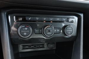 Balts Volkswagen Tiguan 2018 Rīga, ar dzinēja tilpumu 2.00 L un nobraukumu 216 tūkst. km par 16950 €, foto 17 vietnē AUTOMOTO.COM.LV