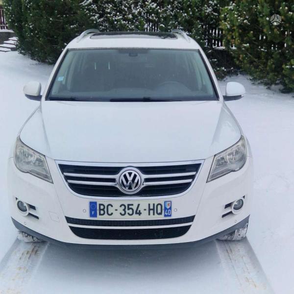 White Volkswagen Tiguan 2010 in Utena, with an engine capacity of 1.97 L and mileage of 287 thousand km for 5950 €, photo 1 on AUTOMOTO.COM.LV