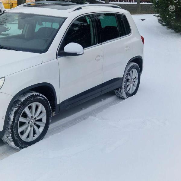 White Volkswagen Tiguan 2010 in Utena, with an engine capacity of 1.97 L and mileage of 287 thousand km for 5950 €, photo 2 on AUTOMOTO.COM.LV