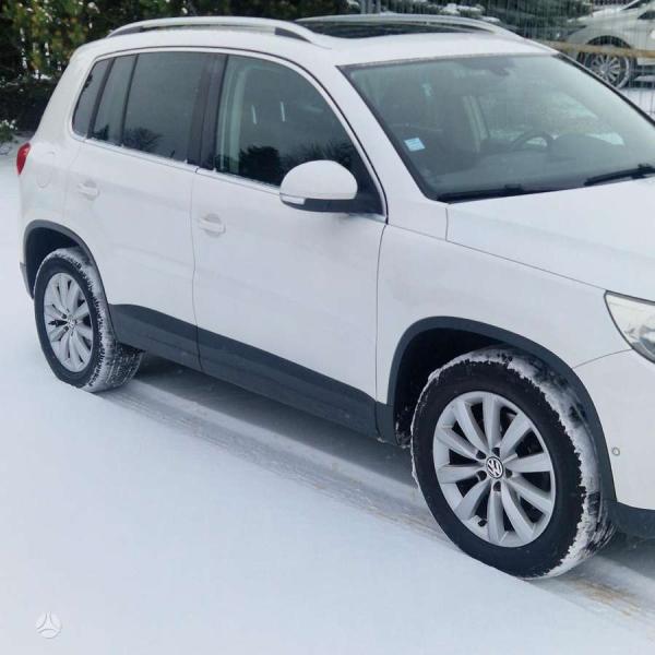 White Volkswagen Tiguan 2010 in Utena, with an engine capacity of 1.97 L and mileage of 287 thousand km for 5950 €, photo 3 on AUTOMOTO.COM.LV