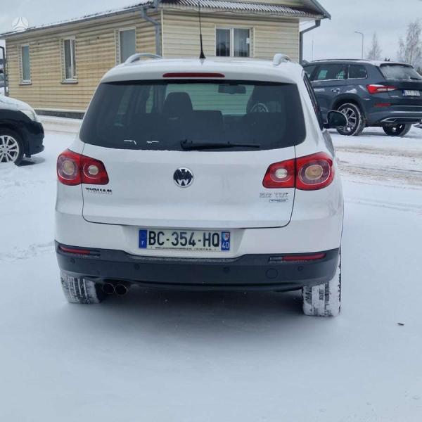 White Volkswagen Tiguan 2010 in Utena, with an engine capacity of 1.97 L and mileage of 287 thousand km for 5950 €, photo 4 on AUTOMOTO.COM.LV