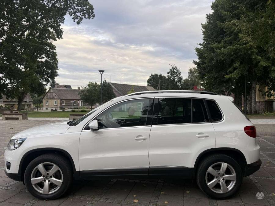 White Volkswagen Tiguan 2012 in Kaunas, with an engine capacity of 1.40 L and mileage of 207 thousand km for 6700 €, photo 6 on AUTOMOTO.COM.LV