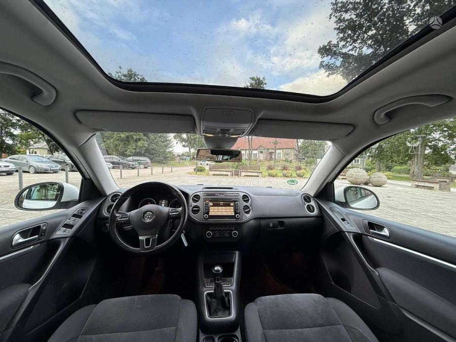 White Volkswagen Tiguan 2012 in Kaunas, with an engine capacity of 1.40 L and mileage of 207 thousand km for 6700 €, photo 12 on AUTOMOTO.COM.LV