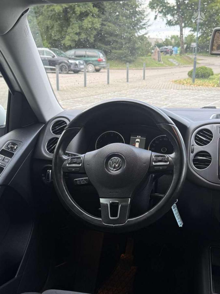 White Volkswagen Tiguan 2012 in Kaunas, with an engine capacity of 1.40 L and mileage of 207 thousand km for 6700 €, photo 13 on AUTOMOTO.COM.LV