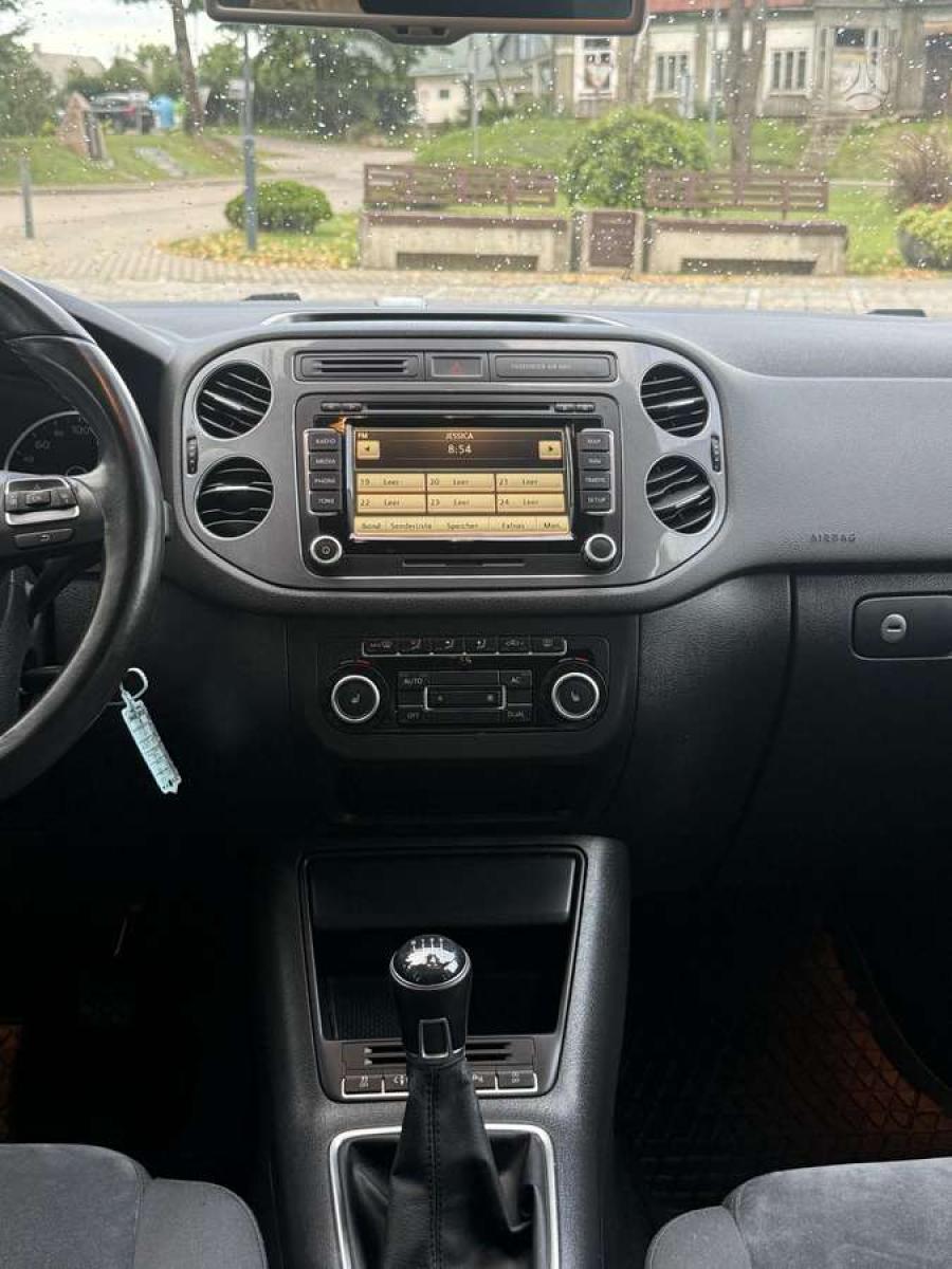 White Volkswagen Tiguan 2012 in Kaunas, with an engine capacity of 1.40 L and mileage of 207 thousand km for 6700 €, photo 14 on AUTOMOTO.COM.LV